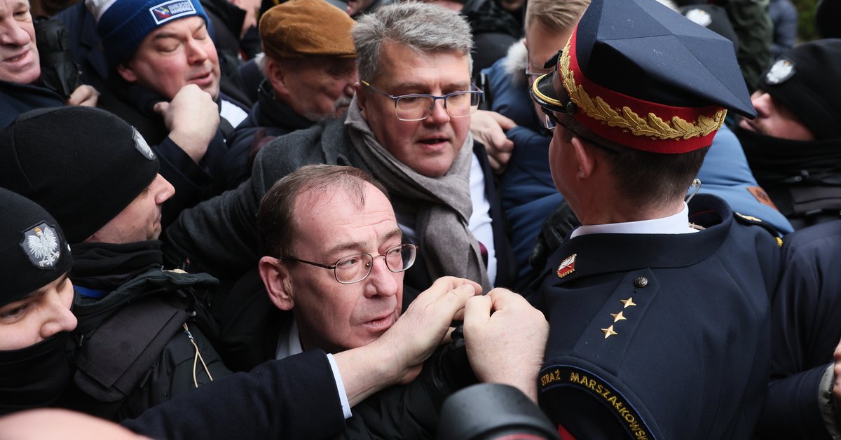 Szarpanina polityków PiS ze strażą marszałkowską. Były szef BOR ... Szarpanina polityków PiS ze strażą marszałkowską. Były szef BOR ...
