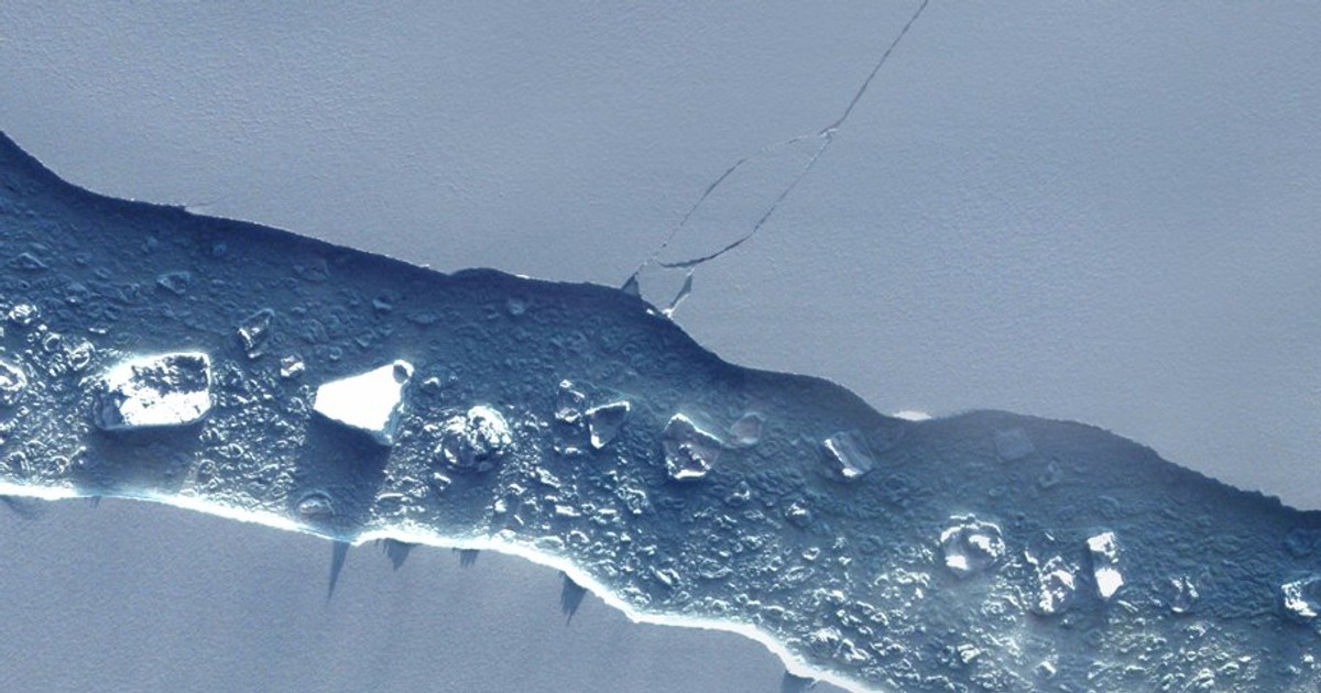 Antarctica's giant iceberg has been photographed in striking new detail ...