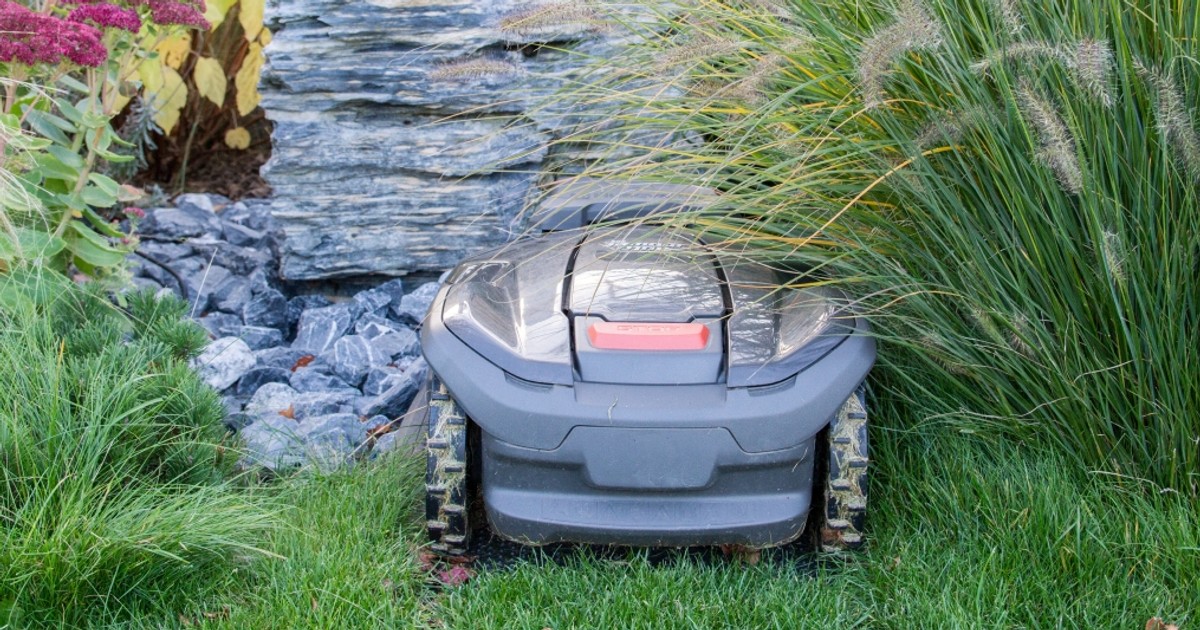 Robot koszący bez przewodu. Kiedy sprawdza się lepiej niż zwykła kosiarka?