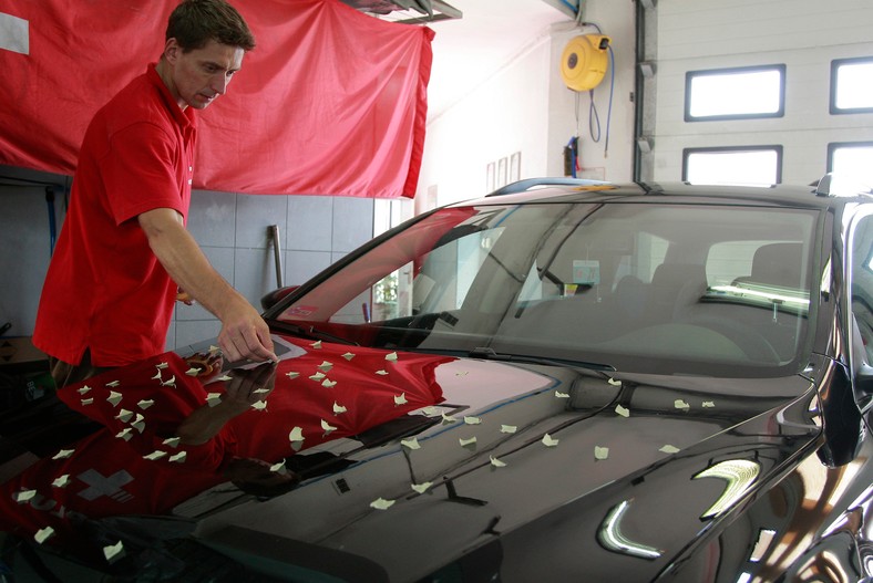 Auto po gradobiciu - jak to naprawić i czy to w ogóle ma sens?