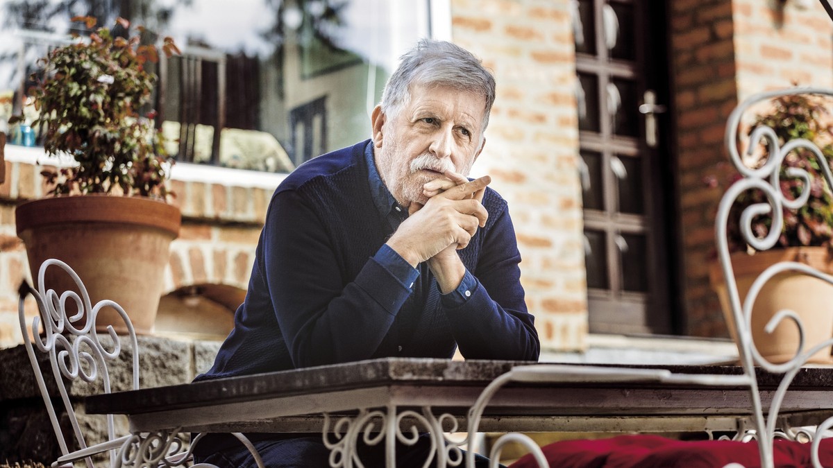 Petar Peca Popović u kolumni "Pišem, brišem" o "poeziji za gledanje" - Blic