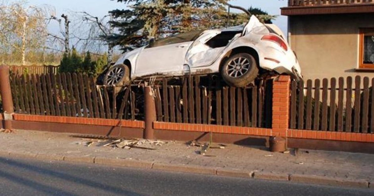 Nietypowy wypadek w Ratajach. Samochód wylądował na...