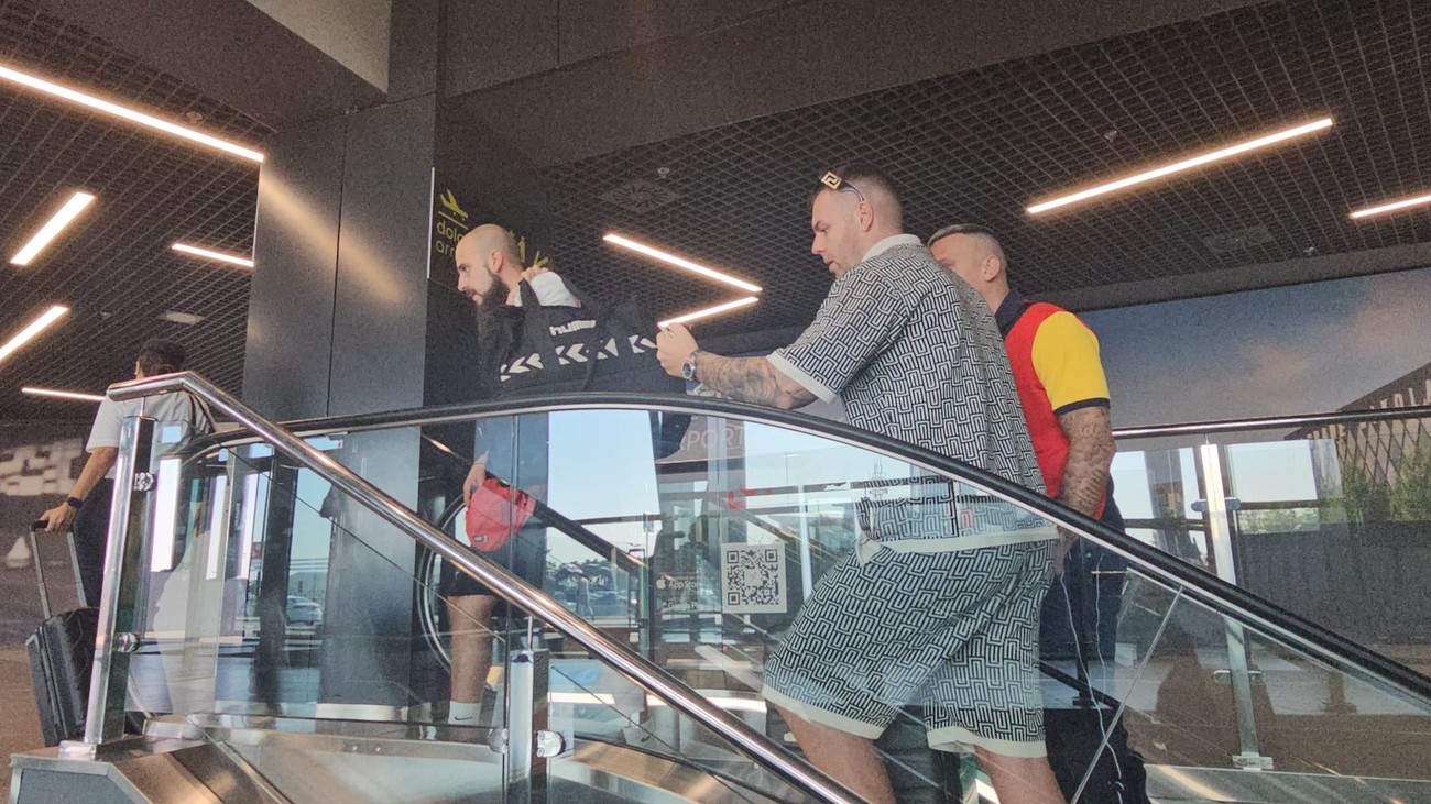 Poznati reperi na aerodromu gledaju finale utakmice preko telefona - Blic