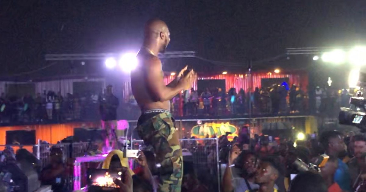 Detty Rave: King Promise goes shirtless for super fans | Pulse Ghana