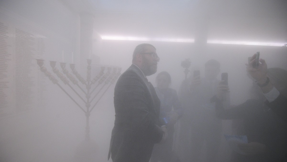 Poseł Braun wykluczony z obrad. Zgasił świece chanukowe. "Po skazaniu ...