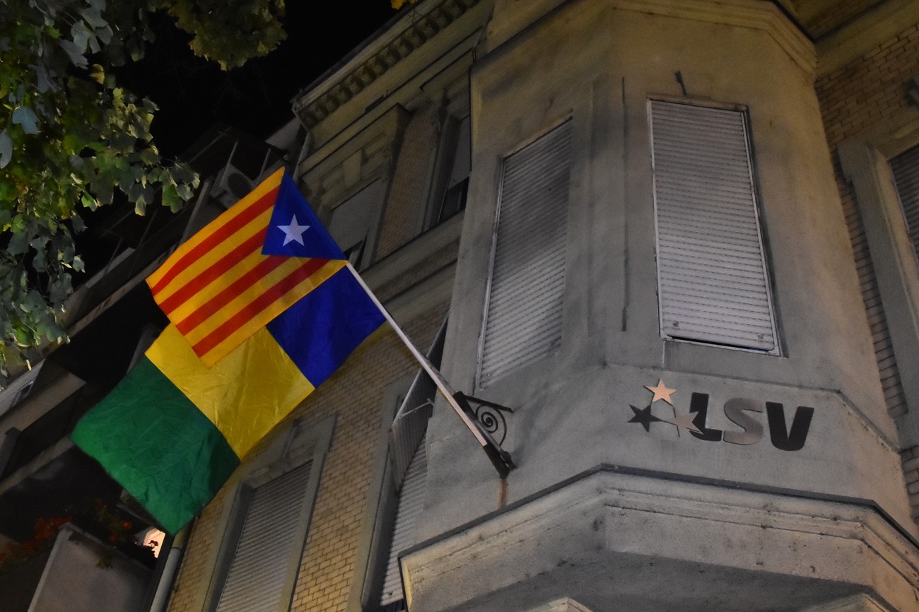 Katalonska zastava na sedištu LSV; Čanak: Znak solidarnosti sa ...