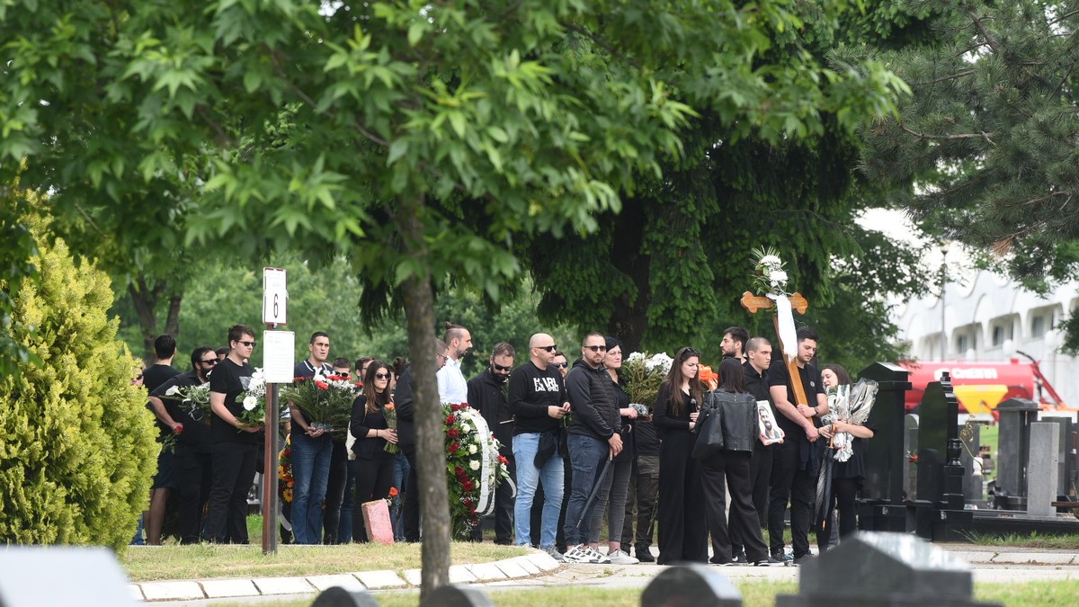 Prijatelj održao potresan govor na sahrani jutjubera Mirka Rašića - Blic