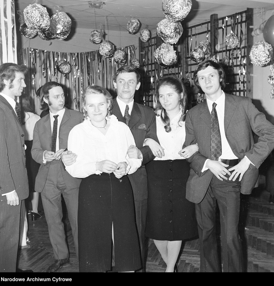 Studniówka w PRL-u. Białe bluzki, krótkie krawaty i bal na sali ...
