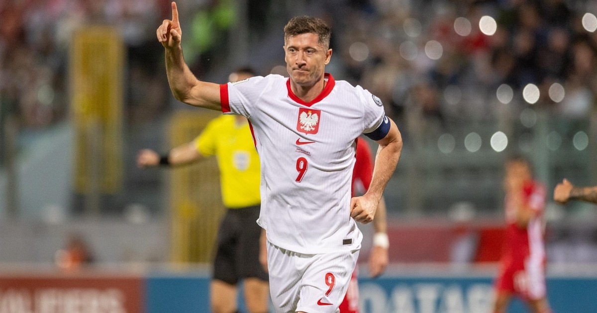 Prywatny samolot i długa podróż. Lewandowski w drodze na ważne rozmowy