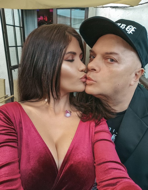 Miłość Skiby i Karoliny Kempińskiej wybuchła nagle. Dzieli ich 26 lat - Plejada.pl