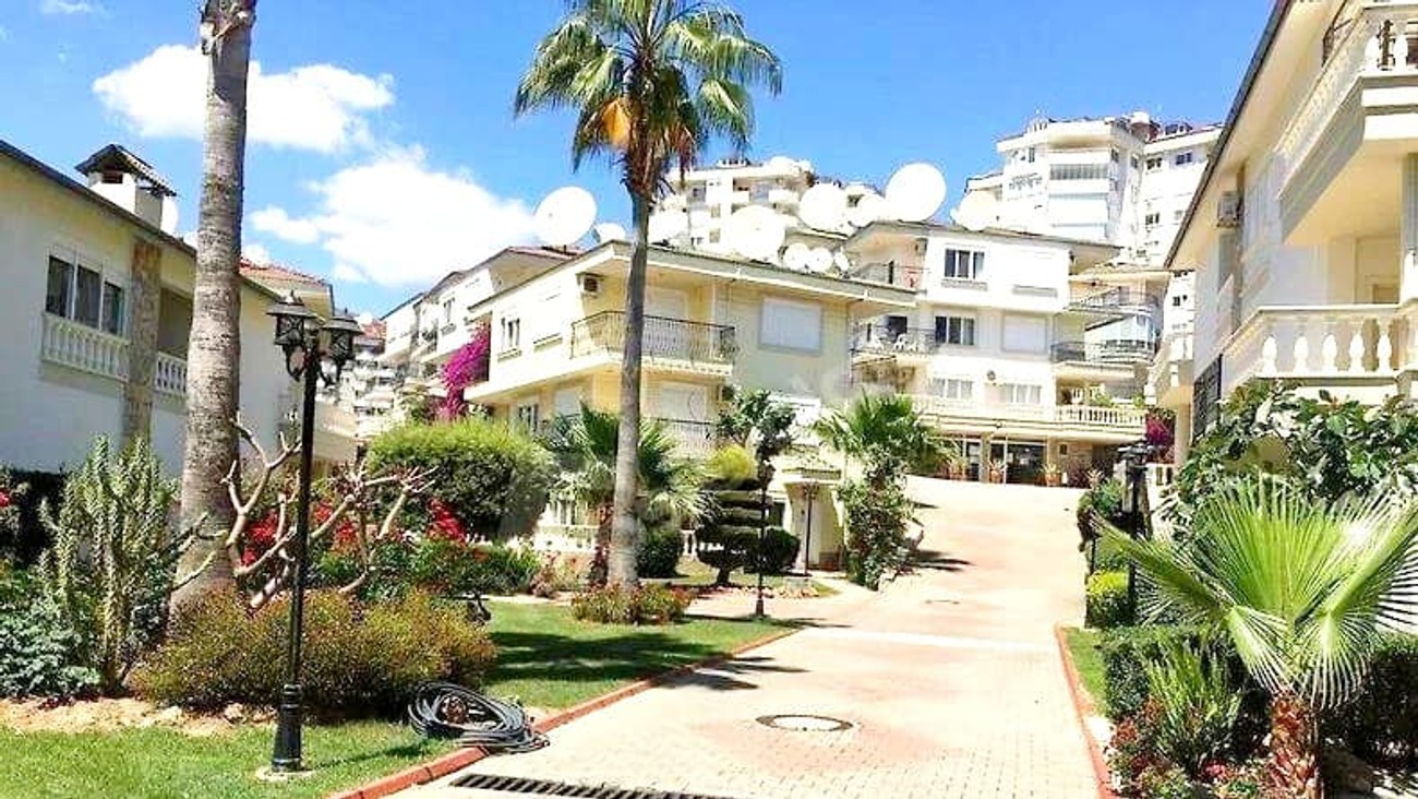 Daje ogromnu kuću pored mora ispod cene! Ima 4 sobe, 3 kupatila, bazen ...