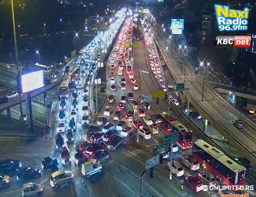 Karambol na Autokomandi: Delovi "poršea" i druga dva automobila rasuti ...