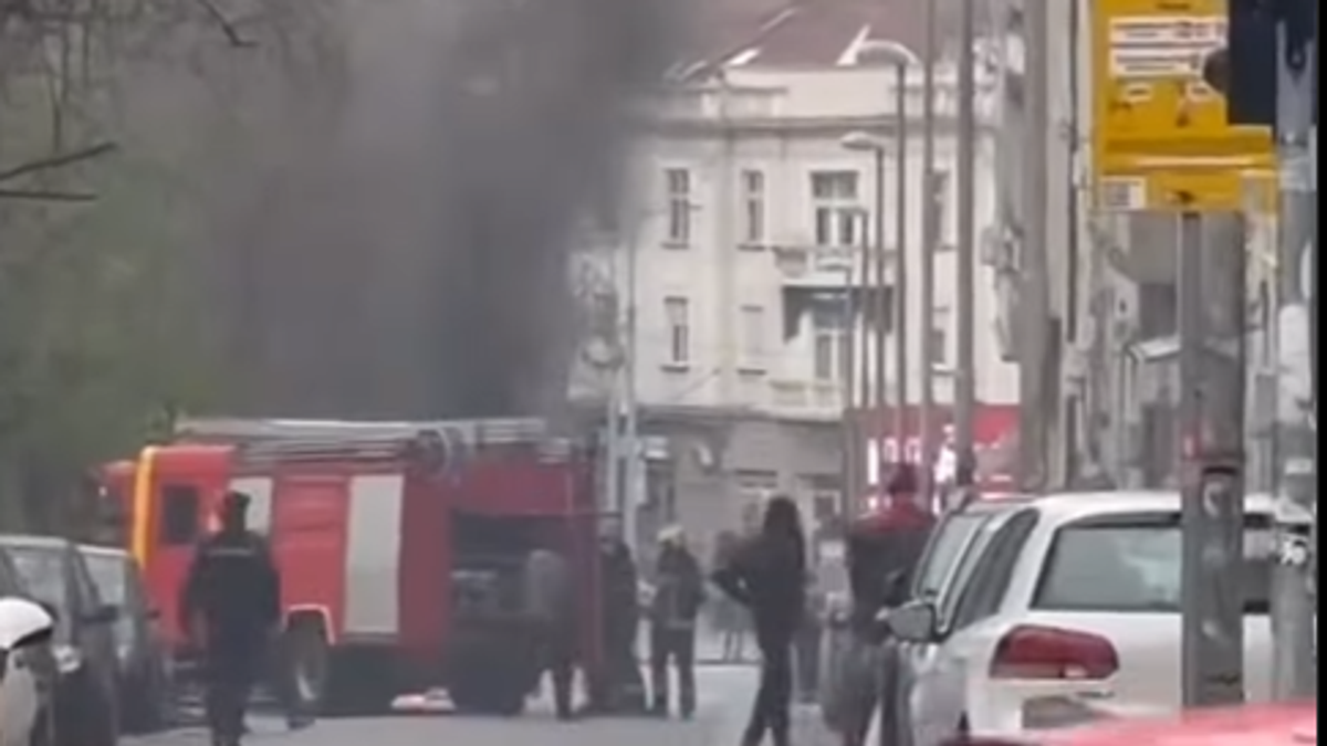 Gori auto u Cetinjskoj: Širi se dim, vatrogasci na terenu - Blic