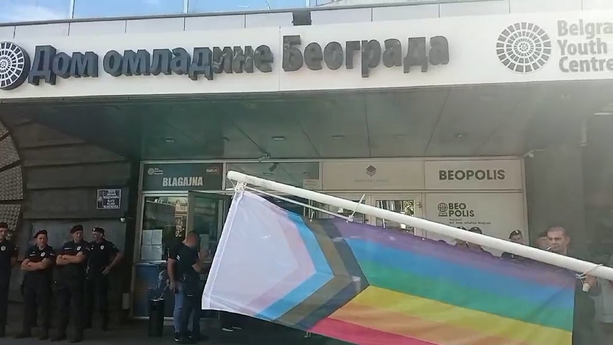 Podignuta zastava duginih boja ispred Doma omladine (VIDEO) - Blic