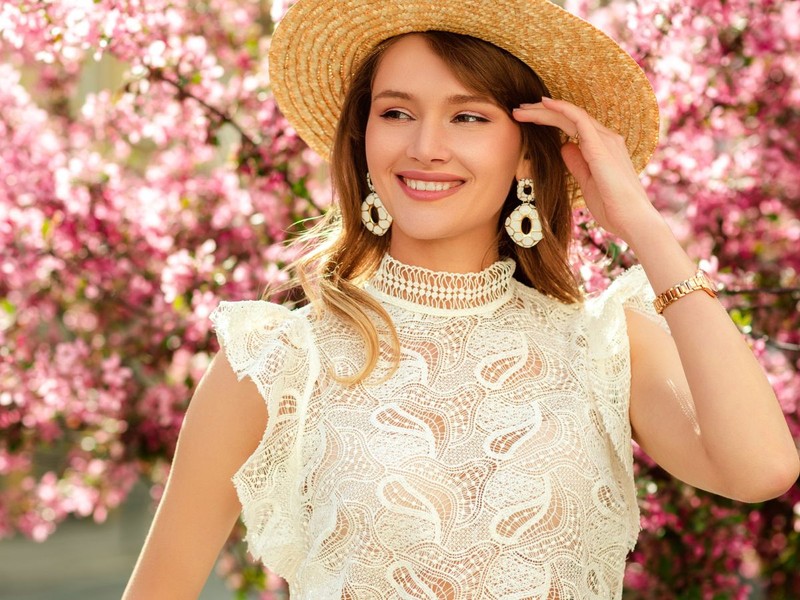 Czym wyróżnia się styl romantyczny ubrania? Najważniejsze elementy ...