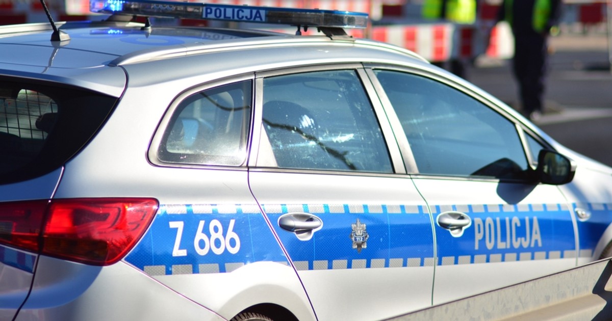 Ojciec porzucił własne dzieci w lesie. Pomógł im policjant po służbie ... Ojciec porzucił własne dzieci w lesie. Pomógł im policjant po służbie ...