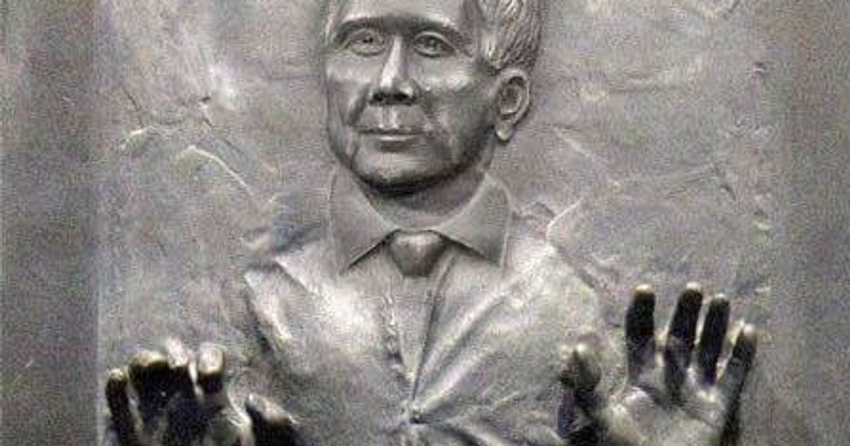 Figurski kpi z pomnika Lecha Kaczyńskiego. MEMY