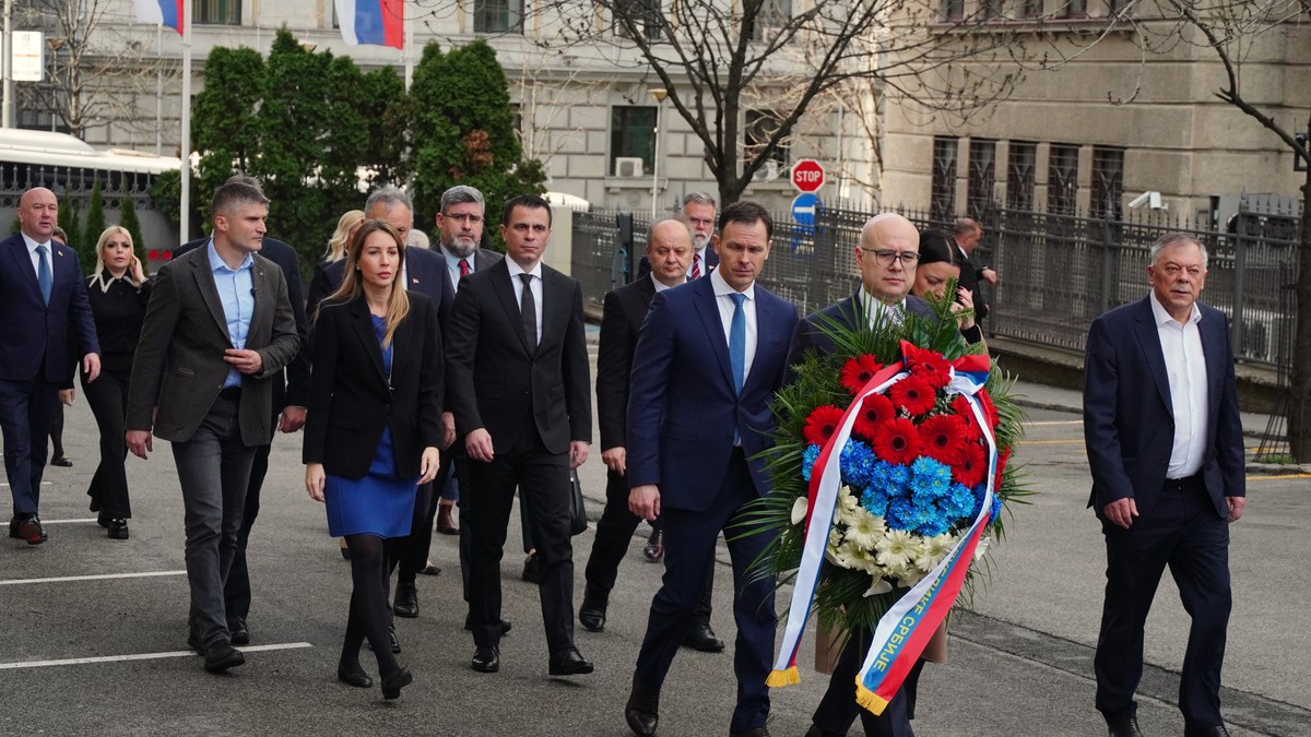 Miloš Vučević sa ministrima položio vence na mestu gde je ubijen Zoran Đinđić - Blic