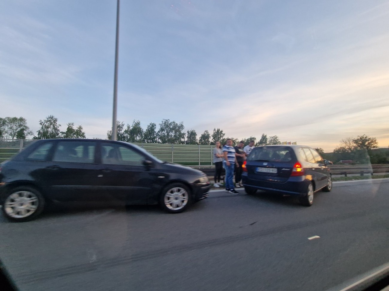 Nesreća kod naplatne rampe za Beograd : Sudarila se dva automobila - Blic