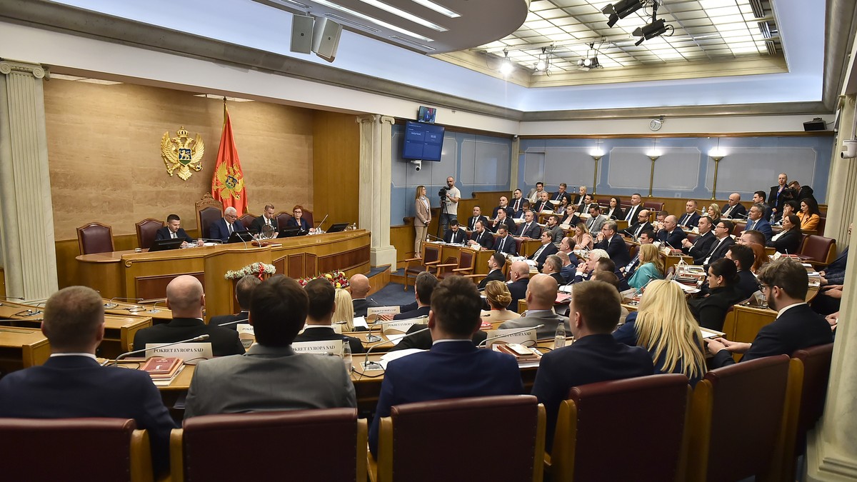 U Crnoj Gori dan žalosti zbog tragedije na Železničkoj stanici Novi Sad - Blic