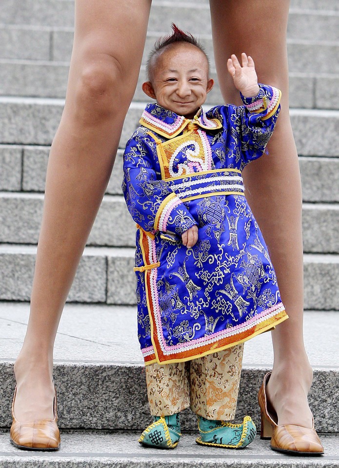 Najmniejszy człowiek i... najdłuższe nogi - Wiadomości