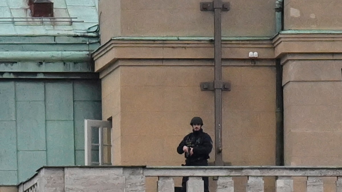 Pucnjava u Pragu, prvi snimci: Napadač na krovu sa puškom, ljudi beže preko mosta - Blic