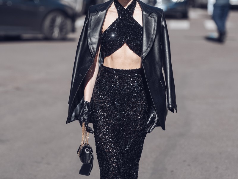 Coperni - marka, która nie boi się zaskakiwać. Sukienki są proste, ale ...