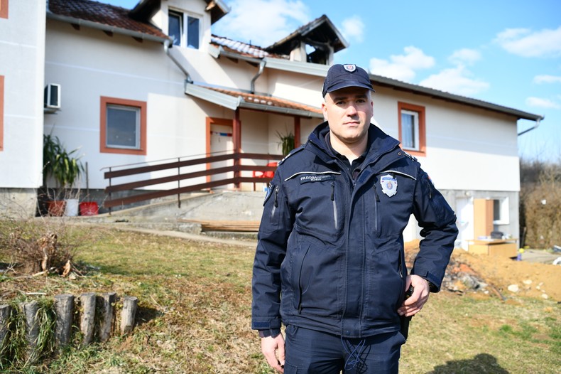 "Molili su za pomoć dok im je dim išao iz ušiju": Odlikovani policajac koji je prvi stigao u ...