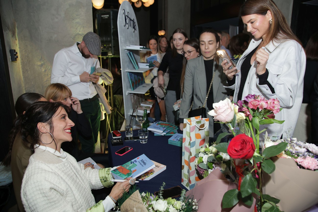 Glumice podržale spisatejicu: Ivana Dudić, Olja, Barbara, Matea za feminizam! - Blic