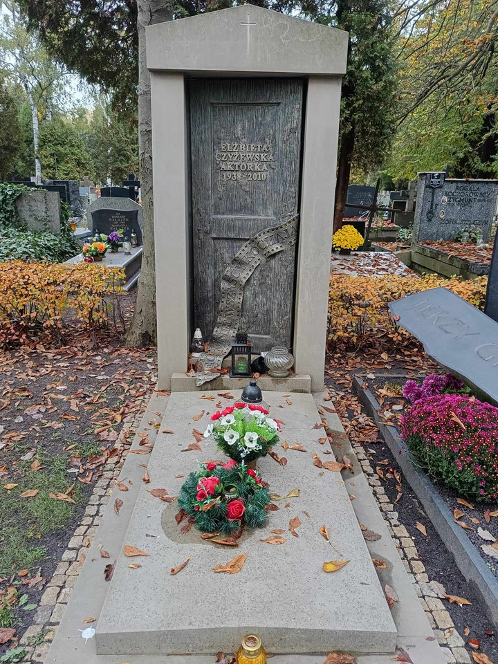 Warszawskie Powązki. Groby Woźniaka-Staraka, Kory i nie tylko - Kobieta