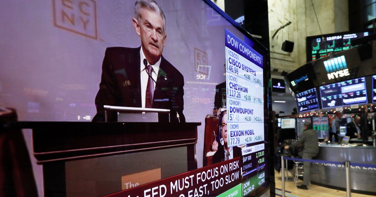 The Dow tops 27,000 for the first time after the Fed signals a rate cut ...
