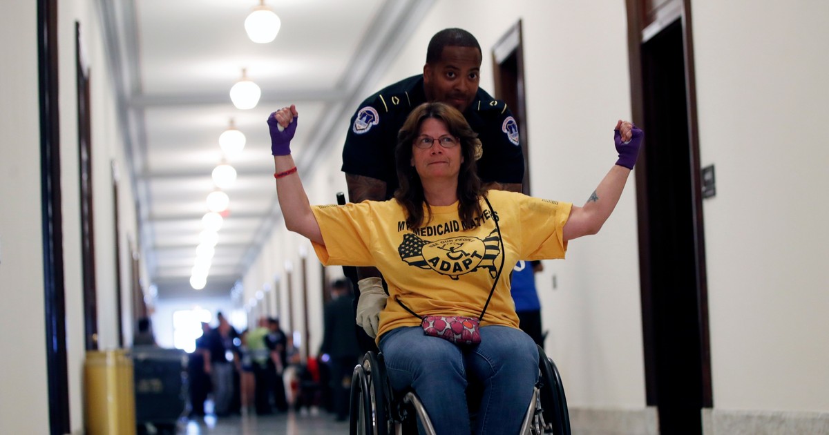 11 images show police forcibly removing disabled people during 'die-in ...