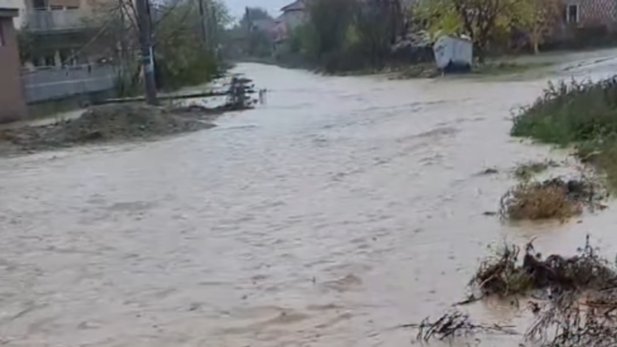 Poplave u Vranju: Evakuisano devet osoba, među njima petoro dece - Blic