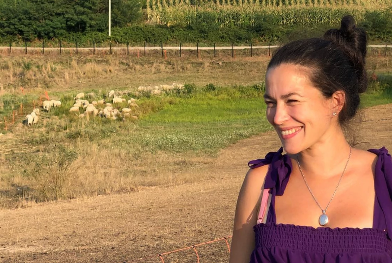 Ko je moćni muž naše glumice koja radi na njivi: Bogati je humanitarac ...