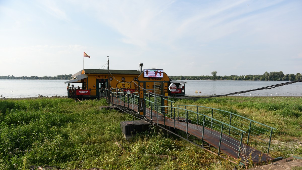 DO SPLAVA PREKO VISOKE TRAVE, A NE VODE Splavovi "plutaju" po zemlji ...