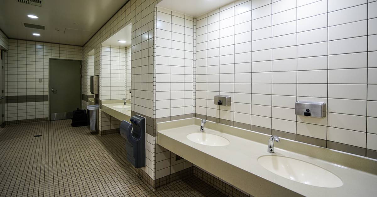 Korzystasz z suszarek w publicznych toaletach? Spójrz, co trafia na twoje ręce | Ofeminin