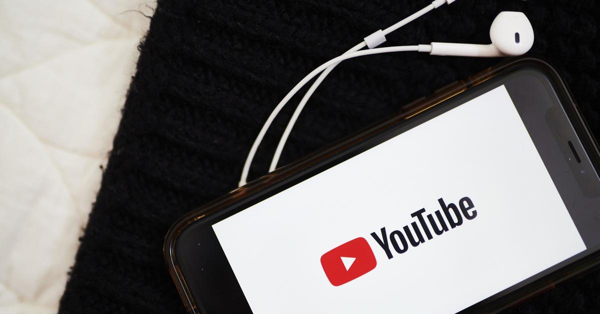 Jak włączyć polskie napisy na YouTube? Jak je powiększyć lub zmienić ...