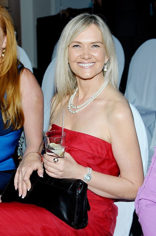 Anna Kalata w sukni wieczorowej na pokazie mody - Kobieta