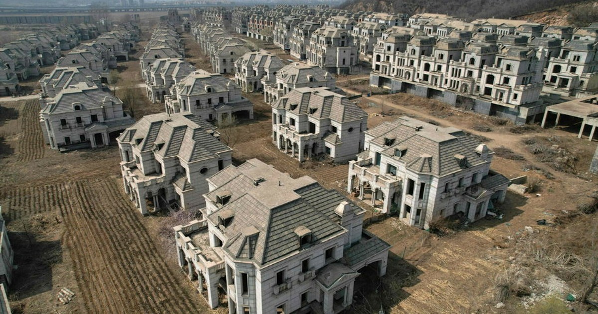 Chińskie miasto duchów. Luksusowe osiedle multimilionerów stoi puste, a natura przejmuje teren