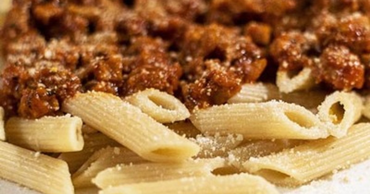 Szejtán bolognai módra, tésztával, kecskeparmezánnal recept