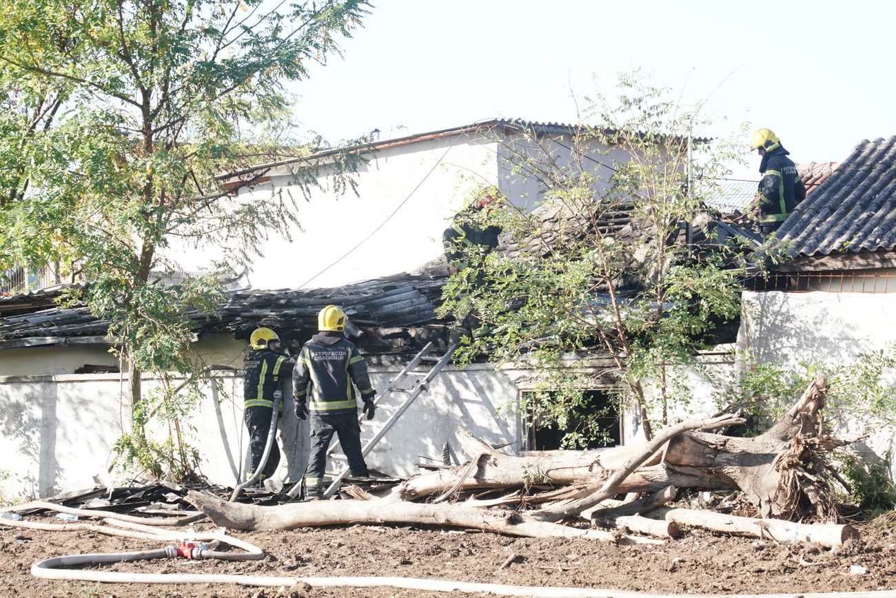 Prve slike sa mesta tragedije u Železniku: Baraka izgorela do temelja, dete (3) poginulo - Blic