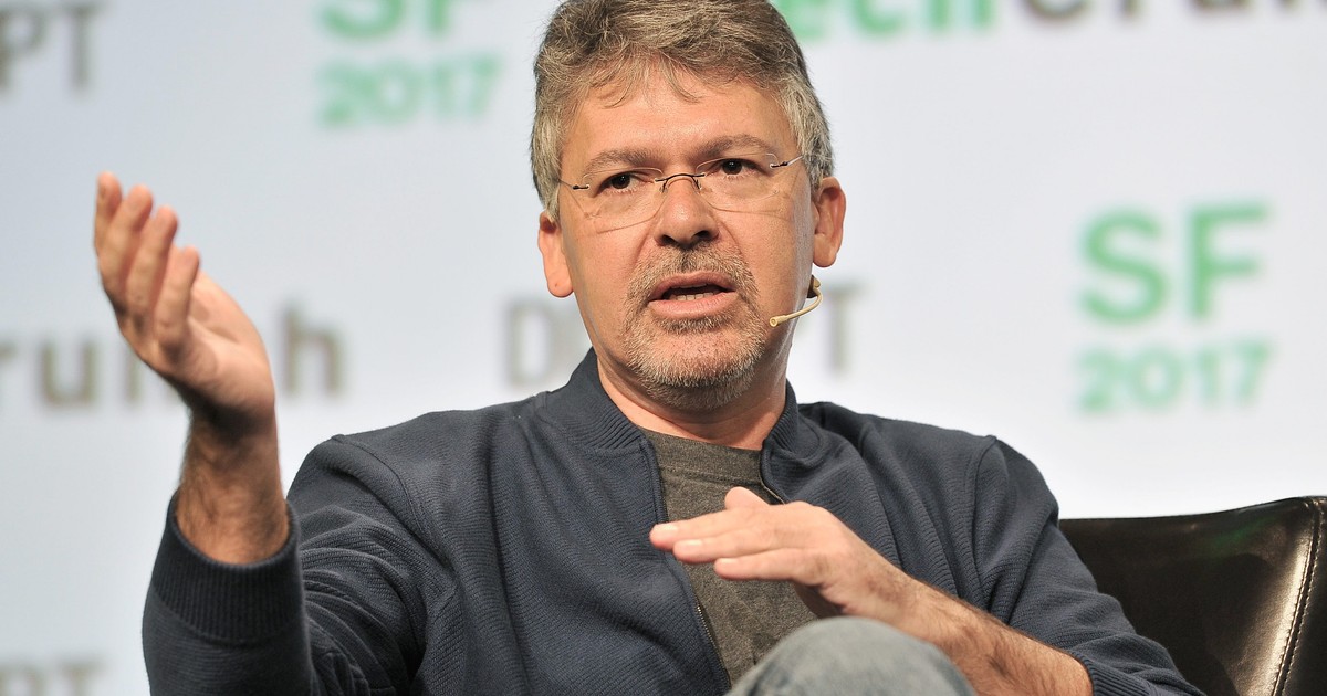 Apple's AI chief is leaving, and a former Microsoft and Google exec is ...