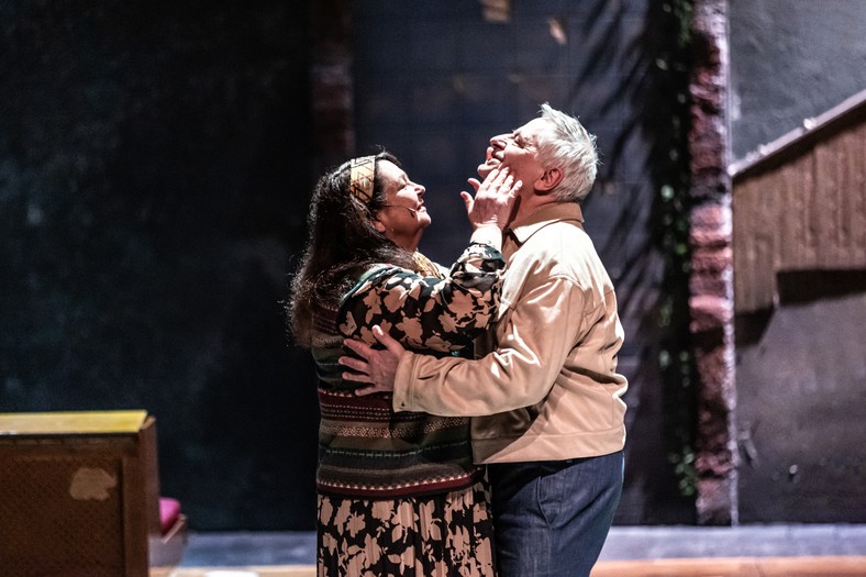 Rewolucja w teatrze: "Schron przeciwczasowy" ożywia przeszłość - Teatr