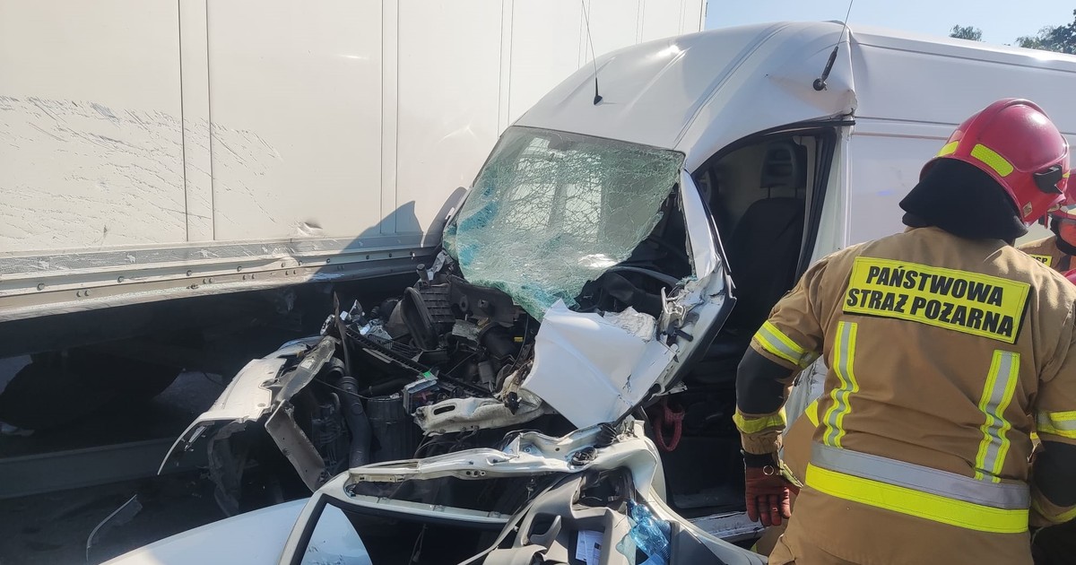 Wypadek na DK-14 pod Strykowem. Kierowca uwięziony w kabinie auta