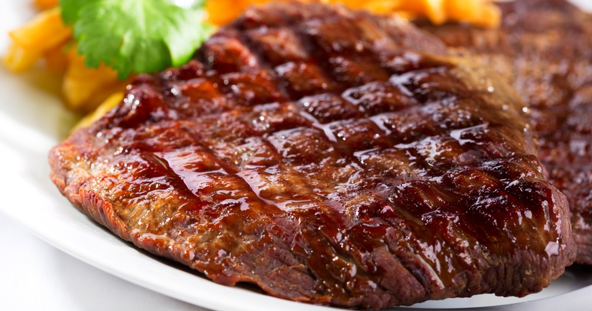 Steki wołowe: klasyczne z patelni i serwowane w ziołach - przepis ...