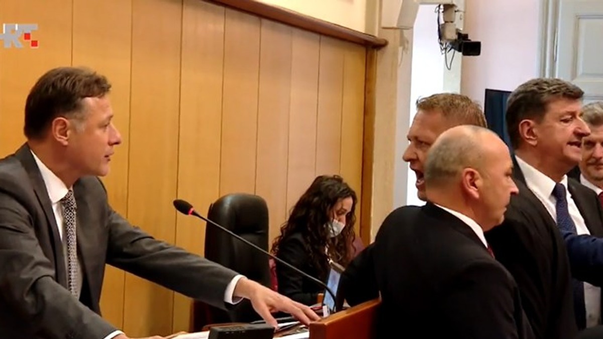 Haos u hrvatskom Saboru: Orio se ustaški pozdrav "za dom spremni", pale pretnje i uvrede (VIDEO ...