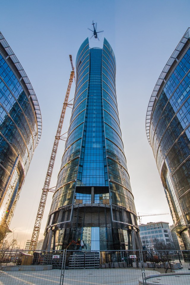 Warszawa - Warsaw Spire montaż iglic - Wiadomości