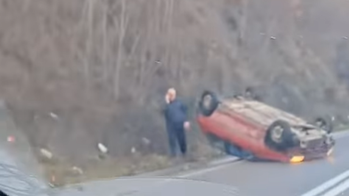 Saobraćajna nesreća kod Kraljeva: Automobil se prevrnuo na krov (Foto, video) - Blic