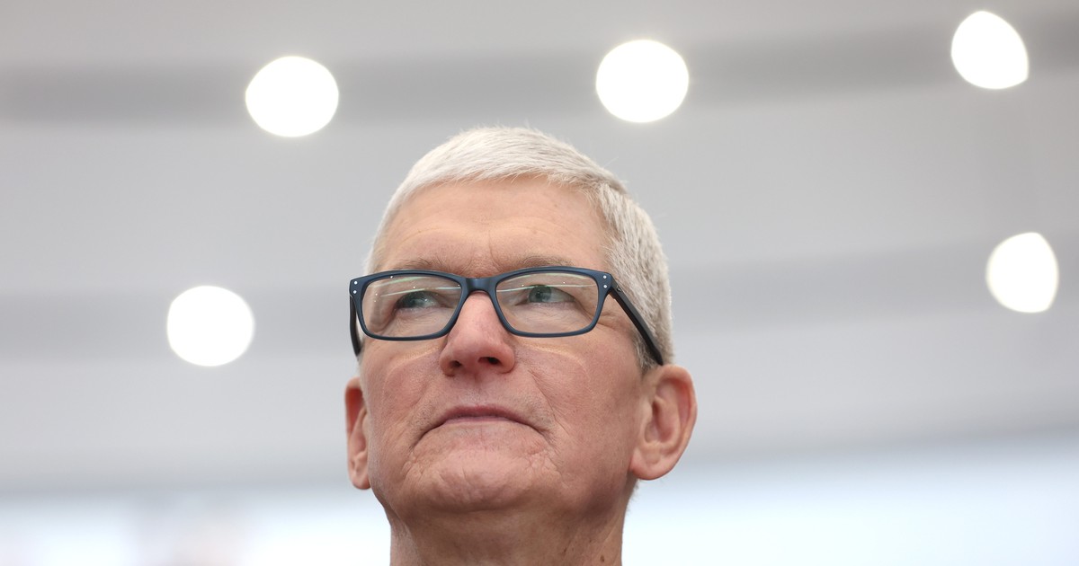 Tim Cook has an uphill battle in 2025 after Apple's bets on the Vision ...