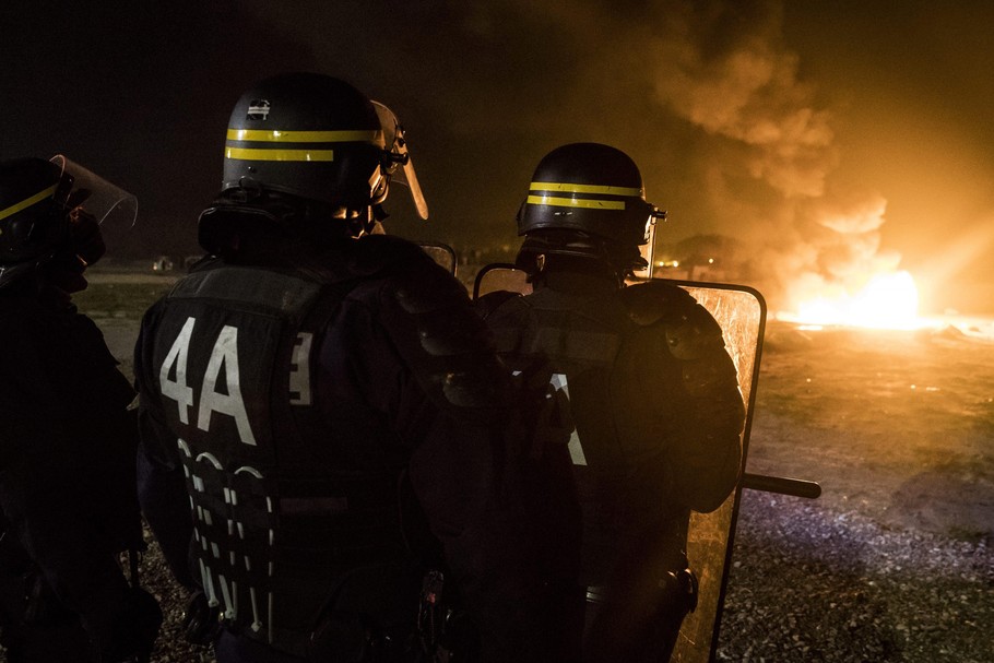 Likwidacja obozu uchodźców pod Calais we Francji. Imigranci starli się z policją - Świat ...